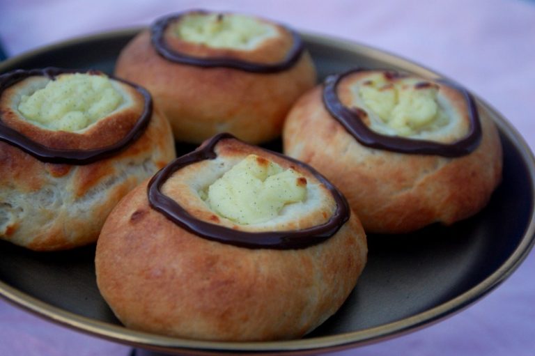 Fastelavnsboller med vaniljecreme og chokoladepynt | Frahaventilmaven