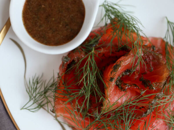 Gravad laks med rævesauce | Nem opskrift på den klassiske ret