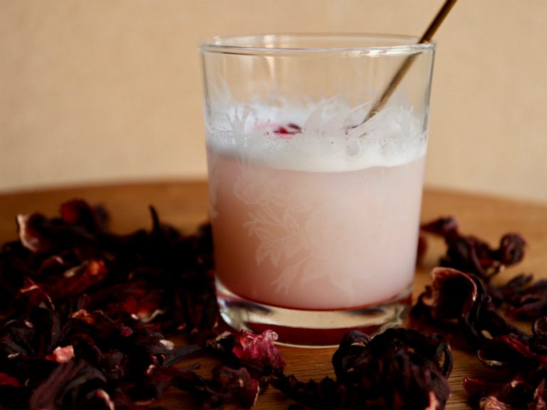 Rabarberbombe | Opskrift på drink med rabarber