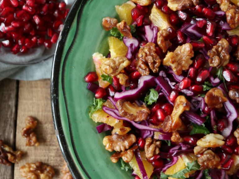 Rødkålssalat med grønkål, appelsin og valnødder | Opskrift på salat til jul
