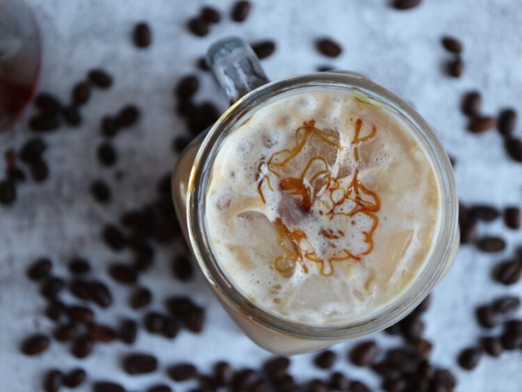 Iskaffe med karamel | Opskrift på lækker karameliskaffe