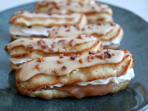 Eclairs med karamel | Opskrift på vandbakkelser med karamelfyld