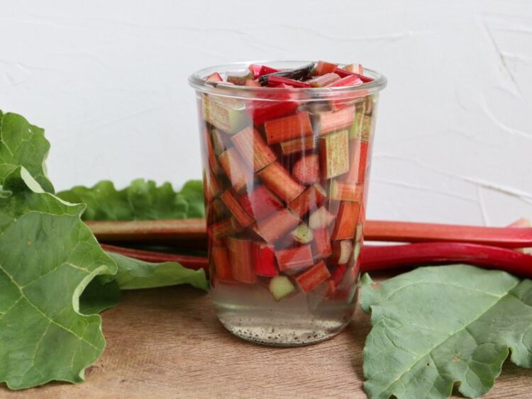 Råsyltede rabarber | Opskrift på råmarinerede rabarber med vanilje