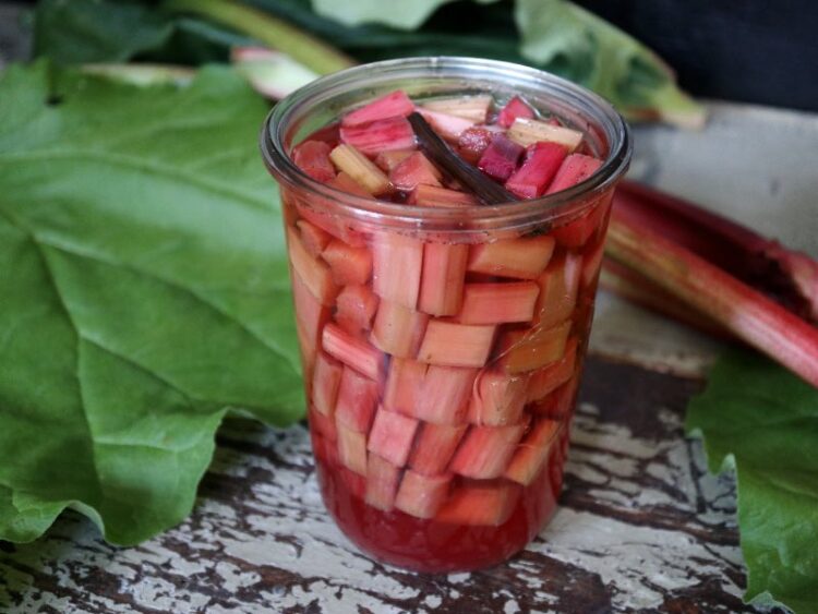 Råsyltede rabarber | Opskrift på råmarinerede rabarber med vanilje