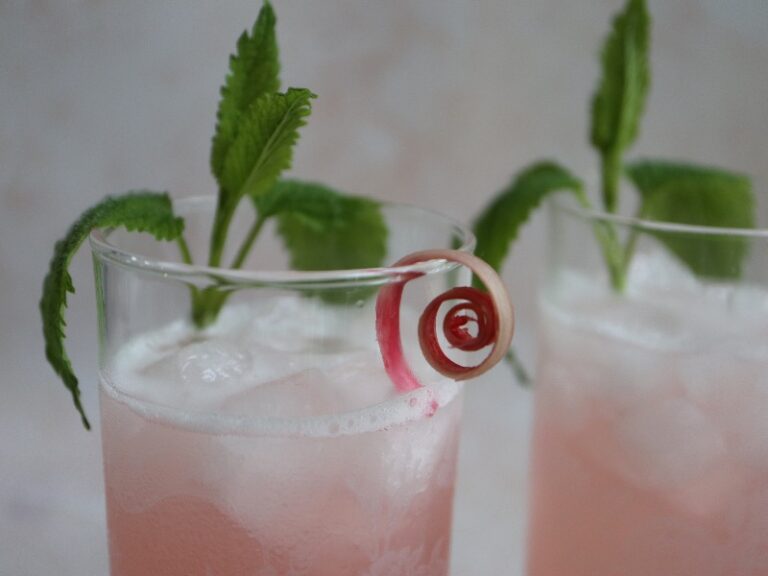 Rabarberbombe | Opskrift på drink med rabarber