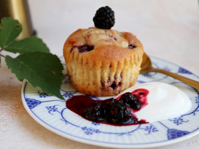 Brombærmuffins med hvid chokolade | Opskrift på saftige muffins