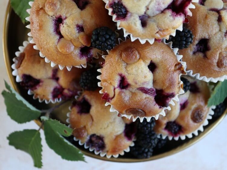 Brombærmuffins med hvid chokolade | Opskrift på saftige muffins