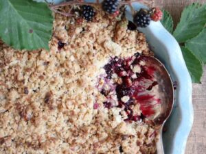 Brombærcrumble med marcipan | Opskrift på smagfuld crumblekage