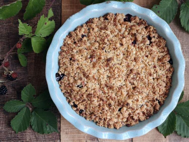 Brombærcrumble med marcipan | Opskrift på smagfuld crumblekage