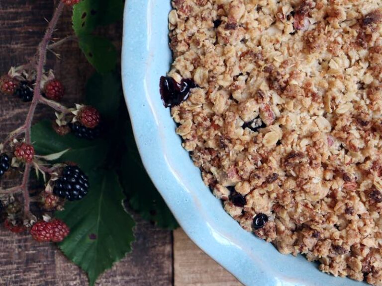 Brombærcrumble med marcipan | Opskrift på smagfuld crumblekage