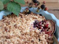 Brombærcrumble med marcipan | Opskrift på smagfuld crumblekage