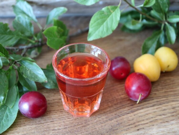 Mirabellesnaps | Opskrift på hjemmelavet kryddersnaps