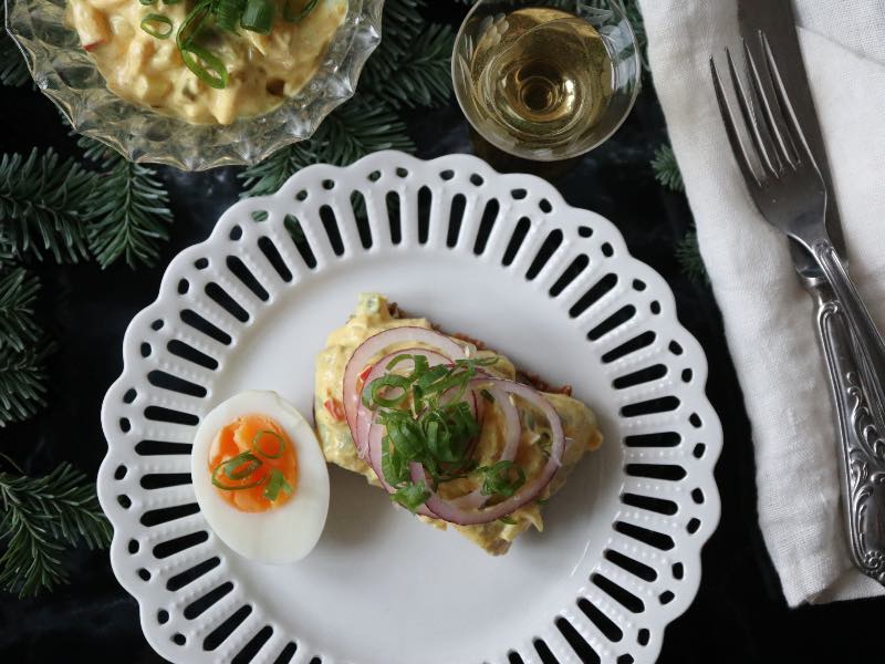 Karrysild | Opskrift på nemme hjemmelavede karrysild med æg