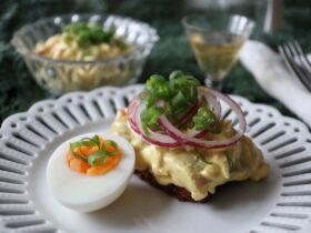 Karrysild | Opskrift på nemme hjemmelavede karrysild med æg