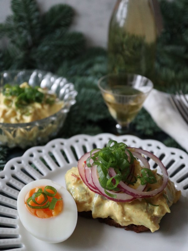 Karrysild | Opskrift på nemme hjemmelavede karrysild med æg