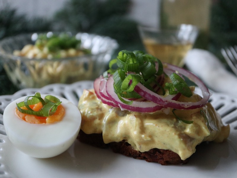 Karrysild | Opskrift på nemme hjemmelavede karrysild med æg