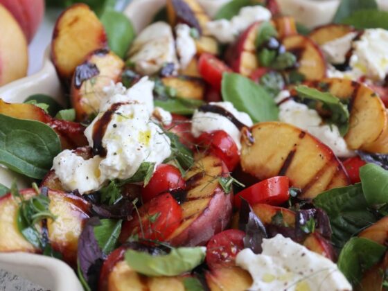 Grillet ferskensalat med burrata | Opskrift på sommersalat